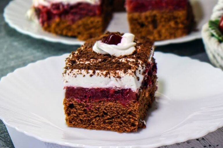 ŠVARCVALD KOCKE: Predivan kolač sa višnjama, jednostavan za pripremu ...